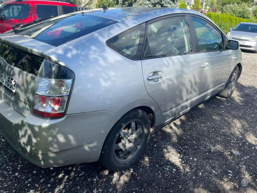 Pelēks Toyota Prius 2005 Viļņa, ar dzinēja tilpumu 1.50 L un nobraukumu 380 tūkst. km par 2200 €, foto 3 vietnē AUTOMOTO.COM.LV