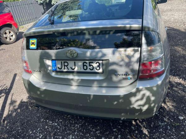 Pelēks Toyota Prius 2005 Viļņa, ar dzinēja tilpumu 1.50 L un nobraukumu 380 tūkst. km par 2200 €, foto 3 vietnē AUTOMOTO.COM.LV
