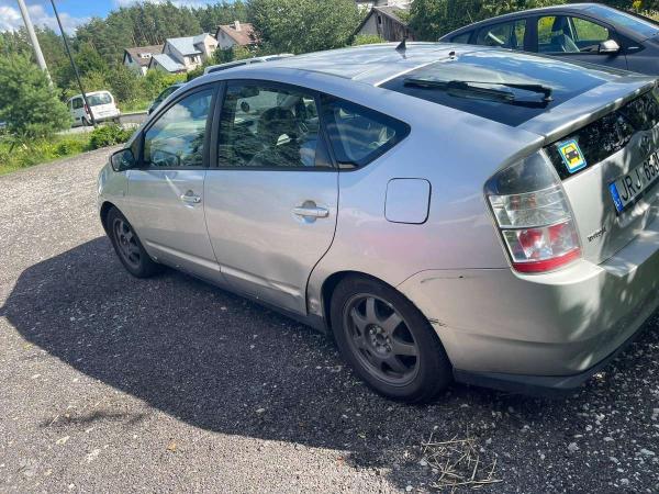Pelēks Toyota Prius 2005 Viļņa, ar dzinēja tilpumu 1.50 L un nobraukumu 380 tūkst. km par 2200 €, foto 4 vietnē AUTOMOTO.COM.LV