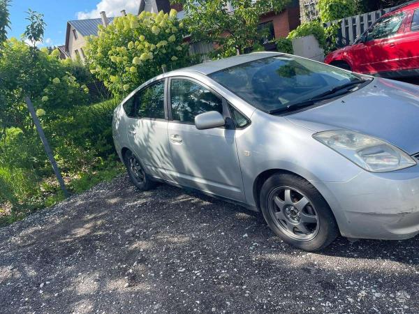 Pelēks Toyota Prius 2005 Viļņa, ar dzinēja tilpumu 1.50 L un nobraukumu 380 tūkst. km par 2200 €, foto 6 vietnē AUTOMOTO.COM.LV