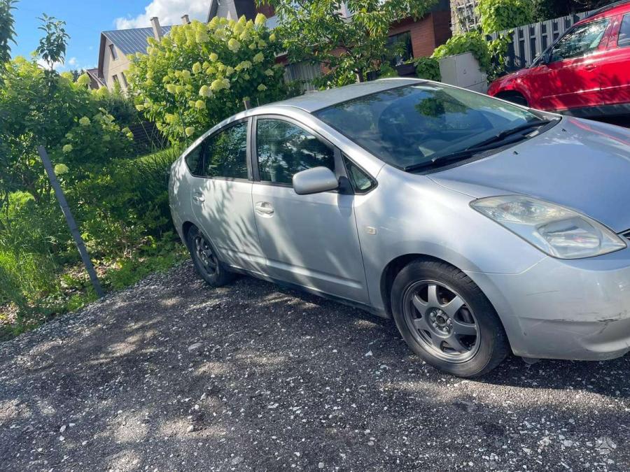 Pelēks Toyota Prius 2005 Viļņa, ar dzinēja tilpumu 1.50 L un nobraukumu 380 tūkst. km par 2200 €, foto 7 vietnē AUTOMOTO.COM.LV