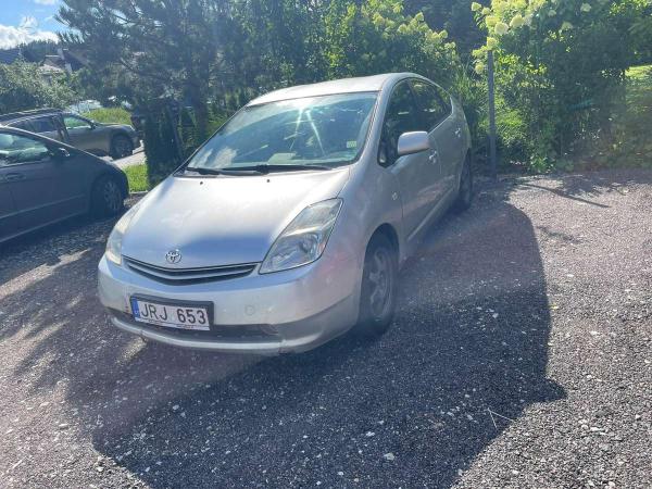 Pelēks Toyota Prius 2005 Viļņa, ar dzinēja tilpumu 1.50 L un nobraukumu 380 tūkst. km par 2200 €, foto 7 vietnē AUTOMOTO.COM.LV