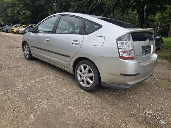 Grey Toyota Prius 2005 in Vilnius, with an engine capacity of 0.00 L and mileage of 268 thousand km for 3100 €, photo 6 on AUTOMOTO.COM.LV
