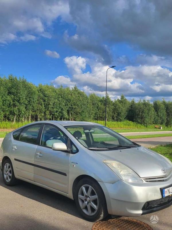 Pelēks Toyota Prius 2005 Viļņa, ar dzinēja tilpumu 0.00 L un nobraukumu 271 tūkst. km par 2450 €, foto 3 vietnē AUTOMOTO.COM.LV
