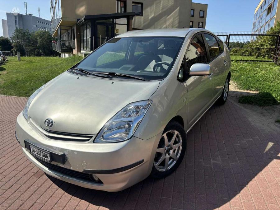 Pelēks Toyota Prius 2005 Viļņa, ar dzinēja tilpumu 1.50 L un nobraukumu 194 tūkst. km par 2350 €, foto 1 vietnē AUTOMOTO.COM.LV