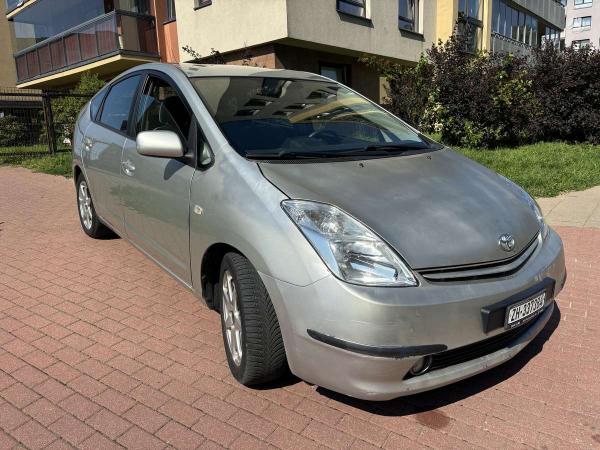 Grey Toyota Prius 2005 in Vilnius, with an engine capacity of 1.50 L and mileage of 194 thousand km for 2350 €, photo 3 on AUTOMOTO.COM.LV
