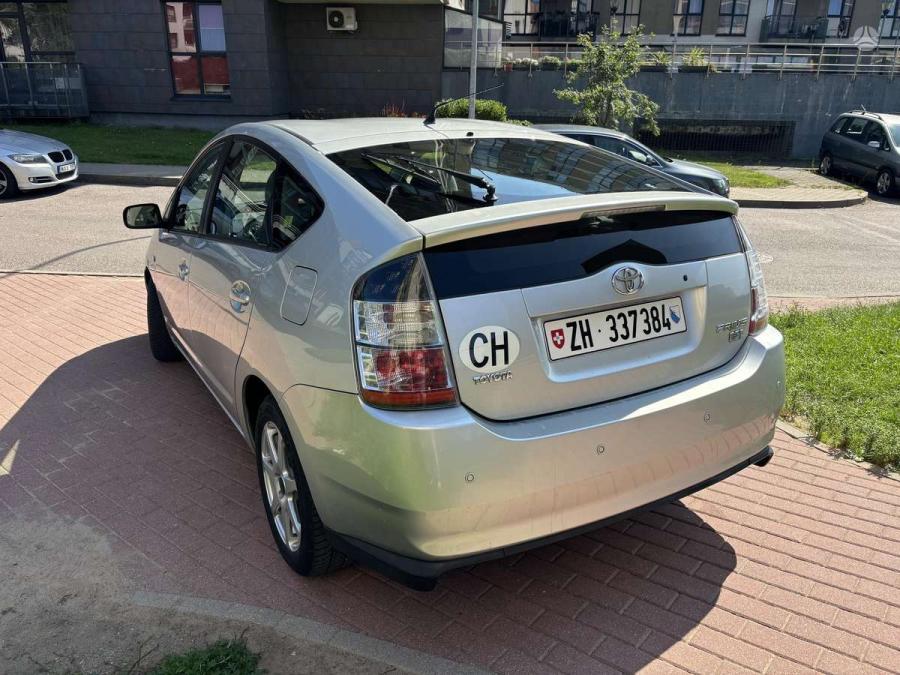 Pelēks Toyota Prius 2005 Viļņa, ar dzinēja tilpumu 1.50 L un nobraukumu 194 tūkst. km par 2350 €, foto 8 vietnē AUTOMOTO.COM.LV
