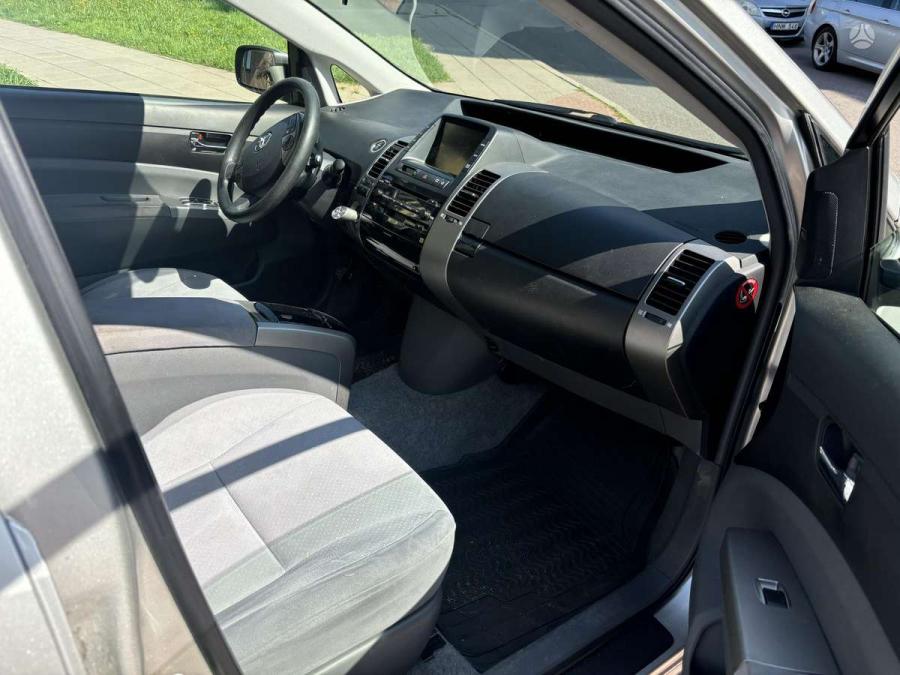 Pelēks Toyota Prius 2005 Viļņa, ar dzinēja tilpumu 1.50 L un nobraukumu 194 tūkst. km par 2350 €, foto 9 vietnē AUTOMOTO.COM.LV