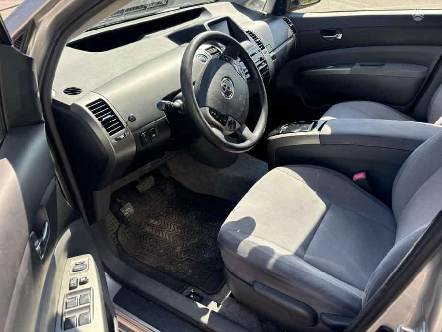 Pelēks Toyota Prius 2005 Viļņa, ar dzinēja tilpumu 1.50 L un nobraukumu 194 tūkst. km par 2350 €, foto 12 vietnē AUTOMOTO.COM.LV