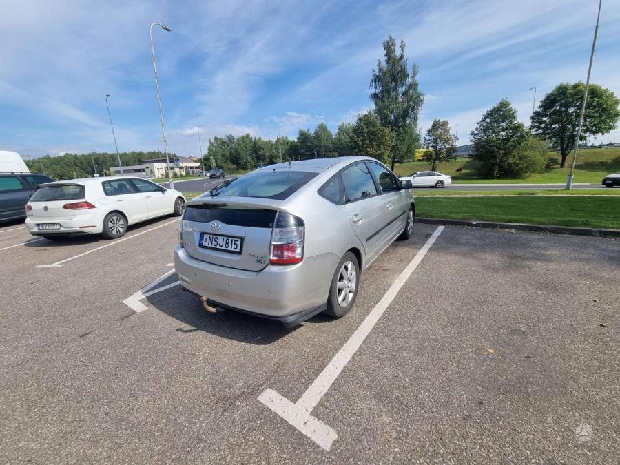 Pelēks Toyota Prius 2005 Viļņa, ar dzinēja tilpumu 1.50 L un nobraukumu 323 tūkst. km par 3600 €, foto 1 vietnē AUTOMOTO.COM.LV