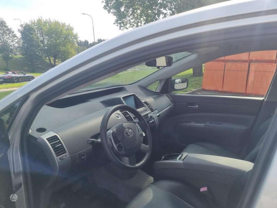 Pelēks Toyota Prius 2005 Viļņa, ar dzinēja tilpumu 1.50 L un nobraukumu 323 tūkst. km par 3600 €, foto 3 vietnē AUTOMOTO.COM.LV