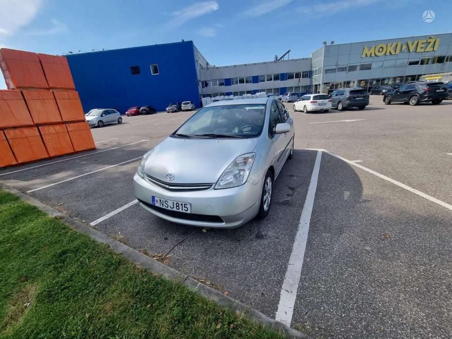 Pelēks Toyota Prius 2005 Viļņa, ar dzinēja tilpumu 1.50 L un nobraukumu 323 tūkst. km par 3600 €, foto 4 vietnē AUTOMOTO.COM.LV