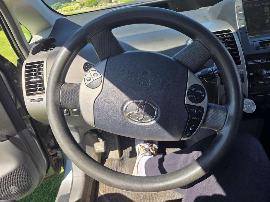Pelēks Toyota Prius 2005 Prienai, ar dzinēja tilpumu 1.50 L un nobraukumu 299 tūkst. km par 3300 €, foto 4 vietnē AUTOMOTO.COM.LV