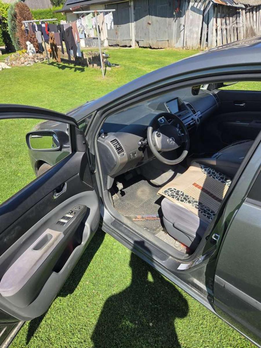 Pelēks Toyota Prius 2005 Prienai, ar dzinēja tilpumu 1.50 L un nobraukumu 299 tūkst. km par 3300 €, foto 6 vietnē AUTOMOTO.COM.LV