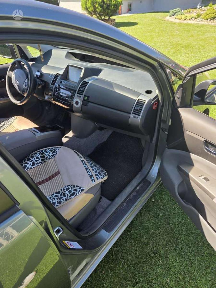 Pelēks Toyota Prius 2005 Prienai, ar dzinēja tilpumu 1.50 L un nobraukumu 299 tūkst. km par 3300 €, foto 7 vietnē AUTOMOTO.COM.LV