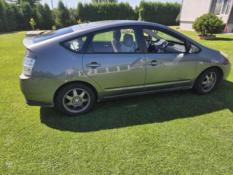 Pelēks Toyota Prius 2005 Prienai, ar dzinēja tilpumu 1.50 L un nobraukumu 299 tūkst. km par 3300 €, foto 9 vietnē AUTOMOTO.COM.LV