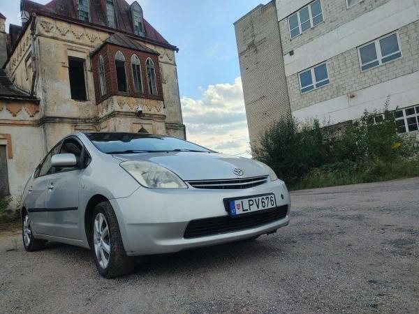 Pelēks Toyota Prius 2005 Viļņa, ar dzinēja tilpumu 1.50 L un nobraukumu 150 tūkst. km par 3000 €, foto 1 vietnē AUTOMOTO.COM.LV