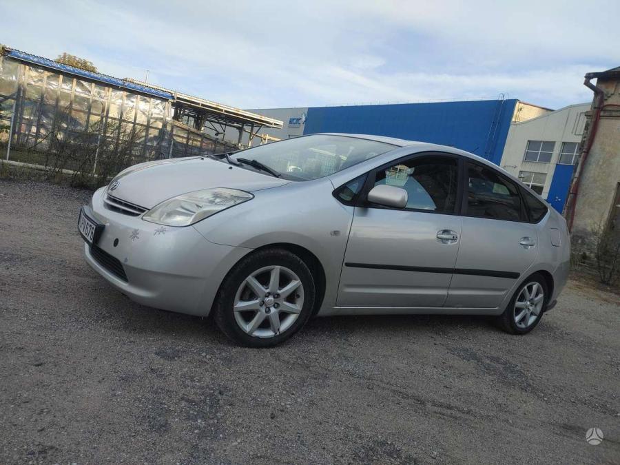 Pelēks Toyota Prius 2005 Viļņa, ar dzinēja tilpumu 1.50 L un nobraukumu 150 tūkst. km par 3000 €, foto 3 vietnē AUTOMOTO.COM.LV