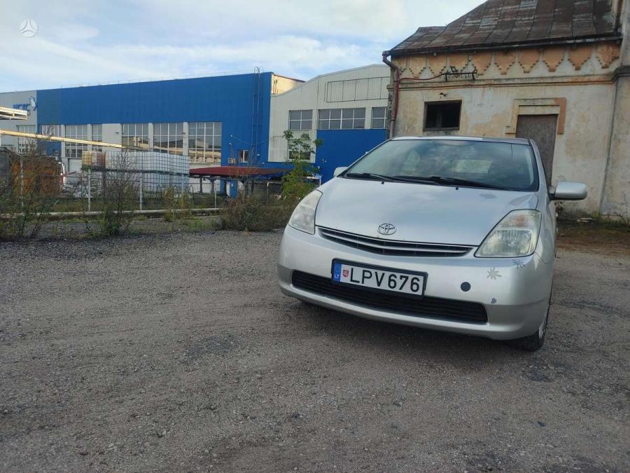 Pelēks Toyota Prius 2005 Viļņa, ar dzinēja tilpumu 1.50 L un nobraukumu 150 tūkst. km par 3000 €, foto 4 vietnē AUTOMOTO.COM.LV