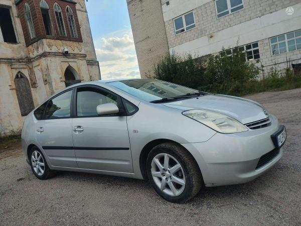 Pelēks Toyota Prius 2005 Viļņa, ar dzinēja tilpumu 1.50 L un nobraukumu 150 tūkst. km par 3000 €, foto 5 vietnē AUTOMOTO.COM.LV
