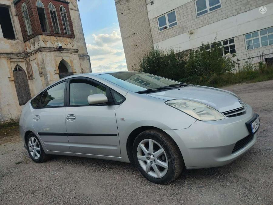 Pelēks Toyota Prius 2005 Viļņa, ar dzinēja tilpumu 1.50 L un nobraukumu 150 tūkst. km par 3000 €, foto 5 vietnē AUTOMOTO.COM.LV