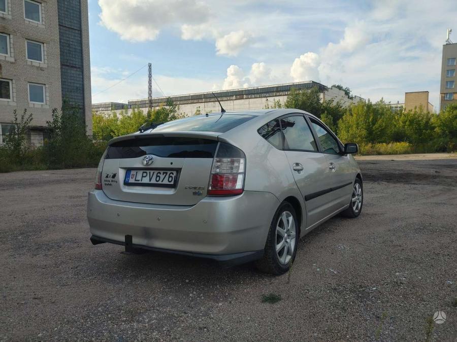 Pelēks Toyota Prius 2005 Viļņa, ar dzinēja tilpumu 1.50 L un nobraukumu 150 tūkst. km par 3000 €, foto 6 vietnē AUTOMOTO.COM.LV