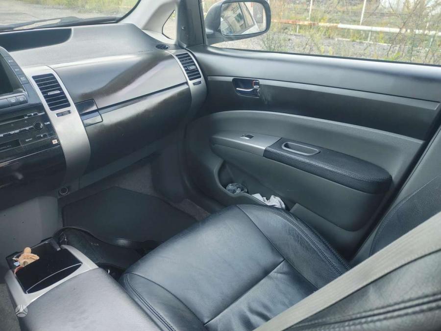 Pelēks Toyota Prius 2005 Viļņa, ar dzinēja tilpumu 1.50 L un nobraukumu 150 tūkst. km par 3000 €, foto 13 vietnē AUTOMOTO.COM.LV