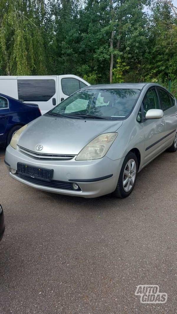 Pelēks Toyota Prius 2005 Kauņa, ar dzinēja tilpumu 1.50 L un nobraukumu 238 tūkst. km par 3500 €, foto 3 vietnē AUTOMOTO.COM.LV