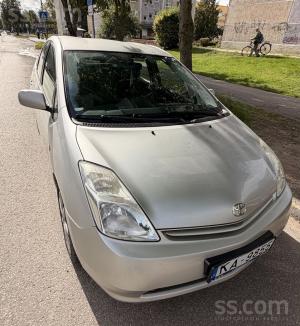 Pelēks Toyota Prius 2005 Liepāja, ar dzinēja tilpumu 1.50 L un nobraukumu 221 tūkst. km par 1750 €, foto  vietnē AUTOMOTO.COM.LV