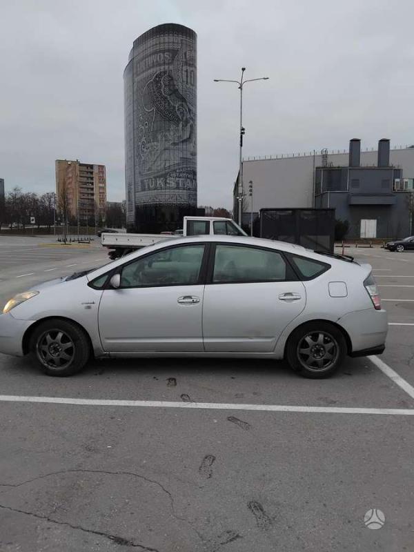 Grey Toyota Prius 2006 in Kaunas, with an engine capacity of 1.50 L and mileage of 374 thousand km for 3000 €, photo 4 on AUTOMOTO.COM.LV