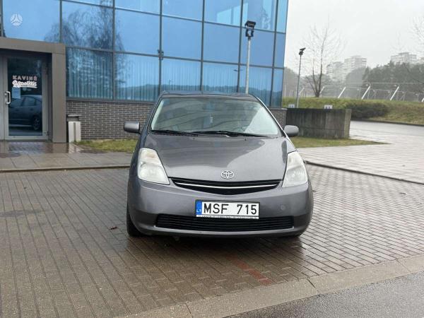 Grey Toyota Prius 2006 in Vilnius, with an engine capacity of 0.00 L and mileage of 400 thousand km for 2499 €, photo 1 on AUTOMOTO.COM.LV