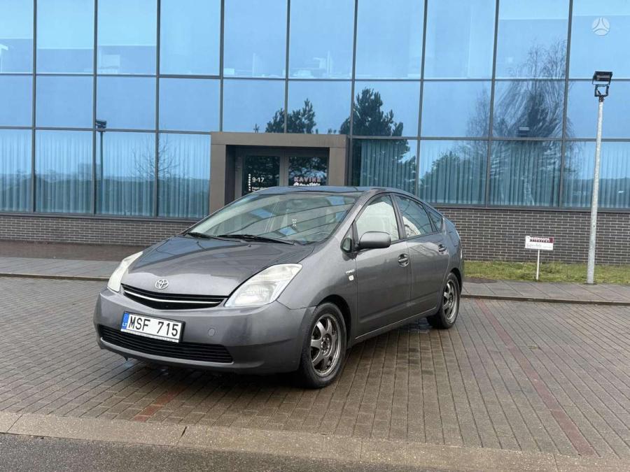 Pelēks Toyota Prius 2006 Viļņa, ar dzinēja tilpumu 0.00 L un nobraukumu 400 tūkst. km par 2499 €, foto 2 vietnē AUTOMOTO.COM.LV
