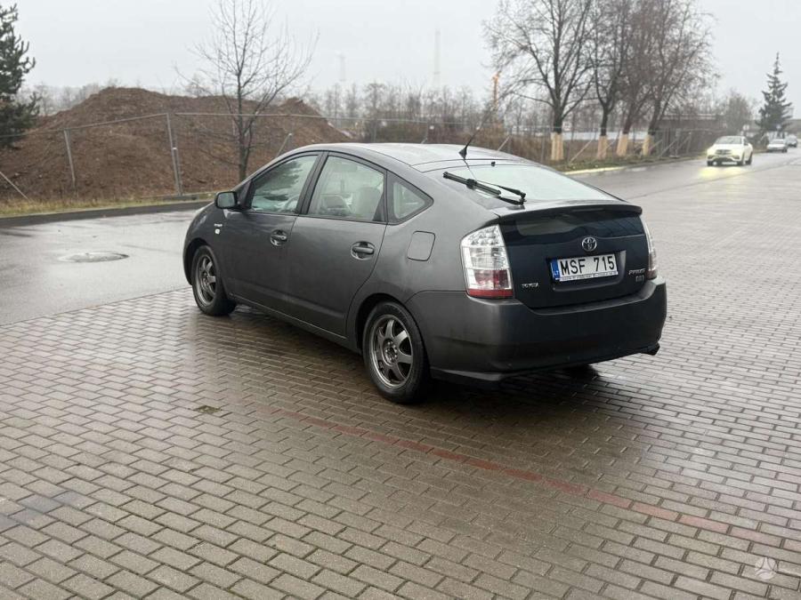 Pelēks Toyota Prius 2006 Viļņa, ar dzinēja tilpumu 0.00 L un nobraukumu 400 tūkst. km par 2499 €, foto 4 vietnē AUTOMOTO.COM.LV