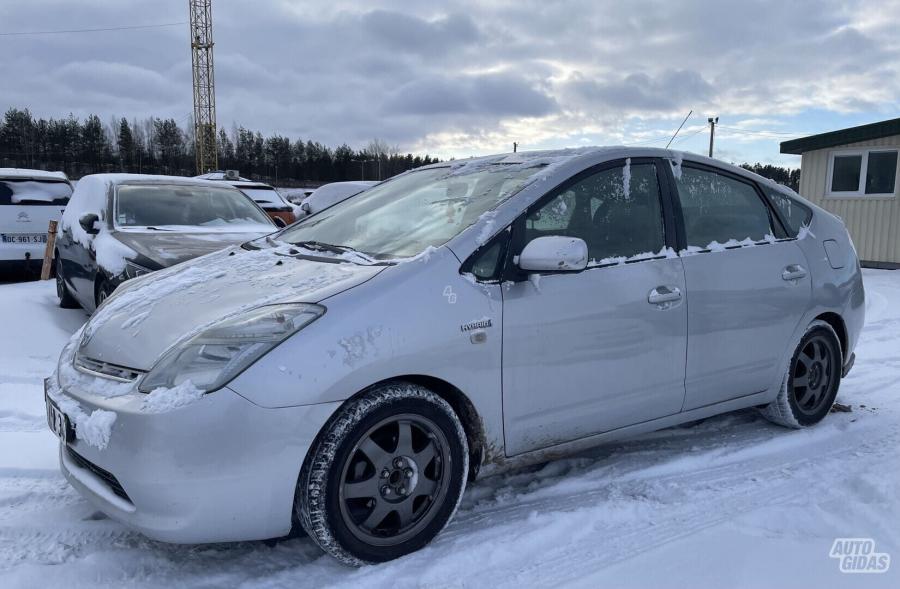 Pelēks Toyota Prius 2006 Viļņa, ar dzinēja tilpumu 1.50 L un nobraukumu 285 tūkst. km par 2950 €, foto 2 vietnē AUTOMOTO.COM.LV