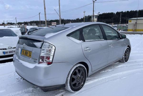 Pelēks Toyota Prius 2006 Viļņa, ar dzinēja tilpumu 1.50 L un nobraukumu 285 tūkst. km par 2950 €, foto 4 vietnē AUTOMOTO.COM.LV