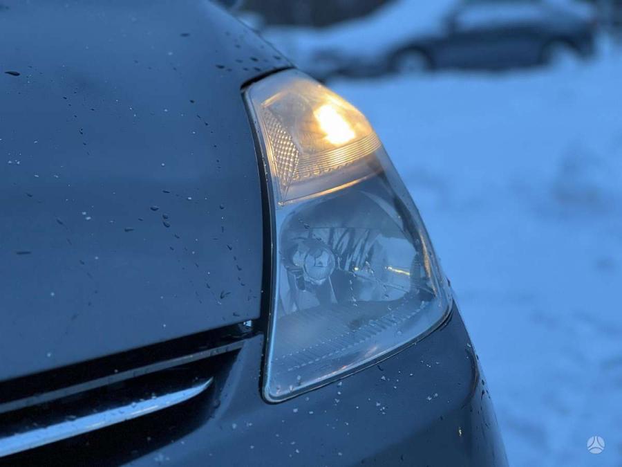 Grey Toyota Prius 2006 in Vilnius, with an engine capacity of 1.50 L and mileage of 451 thousand km for 2600 €, photo 2 on AUTOMOTO.COM.LV