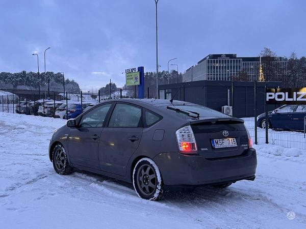 Pelēks Toyota Prius 2006 Viļņa, ar dzinēja tilpumu 1.50 L un nobraukumu 451 tūkst. km par 2600 €, foto 4 vietnē AUTOMOTO.COM.LV