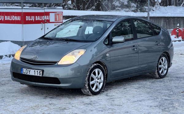 Grey Toyota Prius 2006 in Vilnius, with an engine capacity of 1.50 L and mileage of 331 thousand km for 3000 €, photo 1 on AUTOMOTO.COM.LV