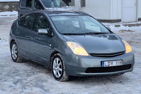 Grey Toyota Prius 2006 in Vilnius, with an engine capacity of 1.50 L and mileage of 331 thousand km for 3000 €, photo 2 on AUTOMOTO.COM.LV