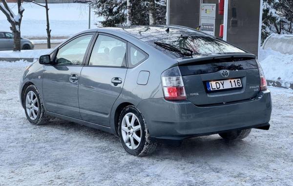 Grey Toyota Prius 2006 in Vilnius, with an engine capacity of 1.50 L and mileage of 331 thousand km for 3000 €, photo 3 on AUTOMOTO.COM.LV