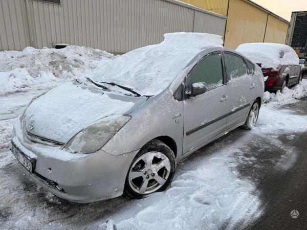 Pelēks Toyota Prius 2006 Viļņa, ar dzinēja tilpumu 1.50 L un nobraukumu 306 tūkst. km par 1200 €, foto 1 vietnē AUTOMOTO.COM.LV