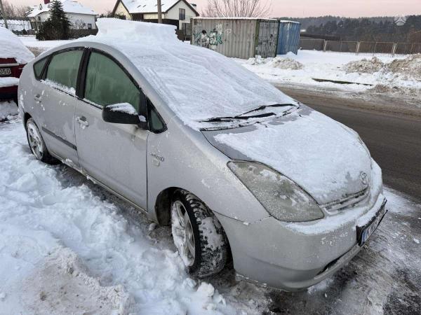 Pelēks Toyota Prius 2006 Viļņa, ar dzinēja tilpumu 1.50 L un nobraukumu 306 tūkst. km par 1200 €, foto 2 vietnē AUTOMOTO.COM.LV
