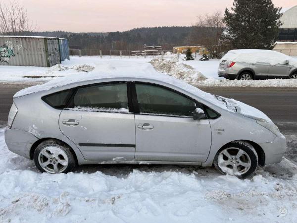 Pelēks Toyota Prius 2006 Viļņa, ar dzinēja tilpumu 1.50 L un nobraukumu 306 tūkst. km par 1200 €, foto 3 vietnē AUTOMOTO.COM.LV