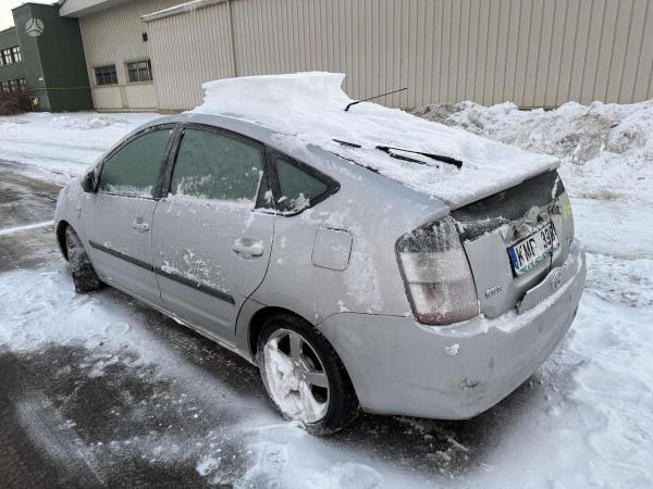 Pelēks Toyota Prius 2006 Viļņa, ar dzinēja tilpumu 1.50 L un nobraukumu 306 tūkst. km par 1200 €, foto 5 vietnē AUTOMOTO.COM.LV