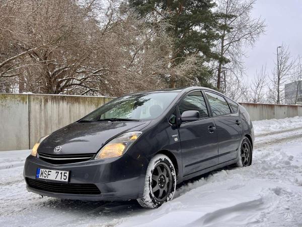 Grey Toyota Prius 2006 in Vilnius, with an engine capacity of 1.50 L and mileage of 401 thousand km for 2700 €, photo 1 on AUTOMOTO.COM.LV