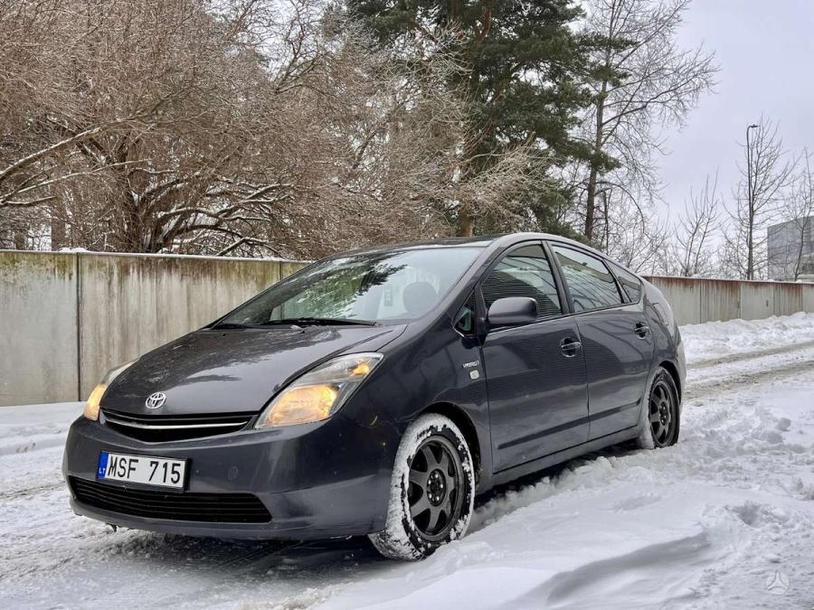Grey Toyota Prius 2006 in Vilnius, with an engine capacity of 1.50 L and mileage of 401 thousand km for 2700 €, photo 1 on AUTOMOTO.COM.LV