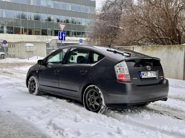 Grey Toyota Prius 2006 in Vilnius, with an engine capacity of 1.50 L and mileage of 401 thousand km for 2700 €, photo 2 on AUTOMOTO.COM.LV