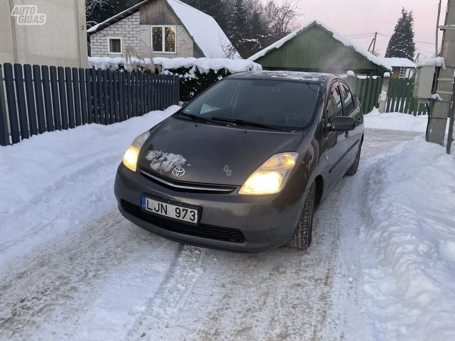 Grey Toyota Prius 2006 in Vilnius, with an engine capacity of 1.50 L and mileage of 288 thousand km for 3100 €, photo 1 on AUTOMOTO.COM.LV