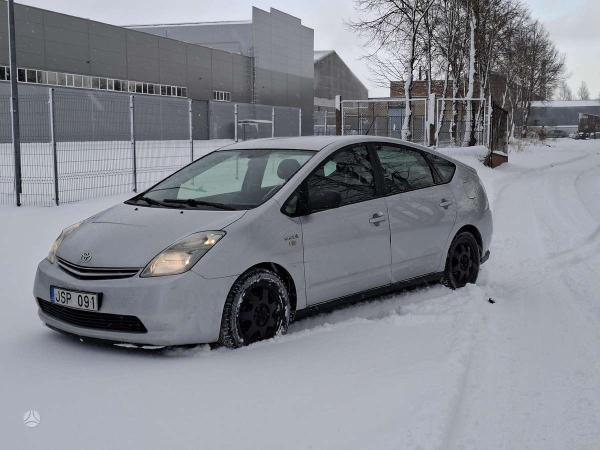 Pelēks Toyota Prius 2006 Plungė, ar dzinēja tilpumu 1.50 L un nobraukumu 395 tūkst. km par 2500 €, foto 1 vietnē AUTOMOTO.COM.LV