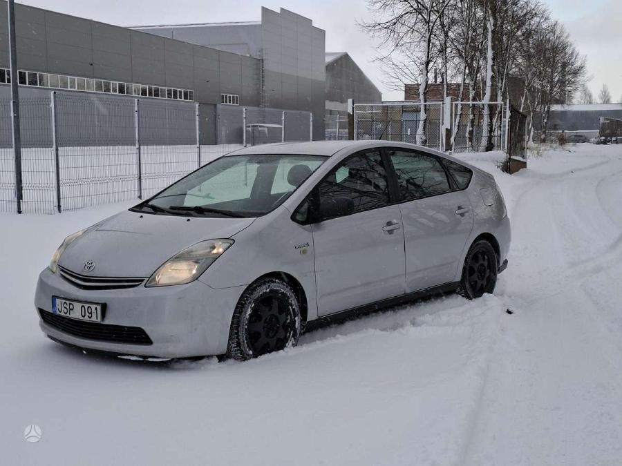 Pelēks Toyota Prius 2006 Plungė, ar dzinēja tilpumu 1.50 L un nobraukumu 395 tūkst. km par 2500 €, foto 1 vietnē AUTOMOTO.COM.LV
